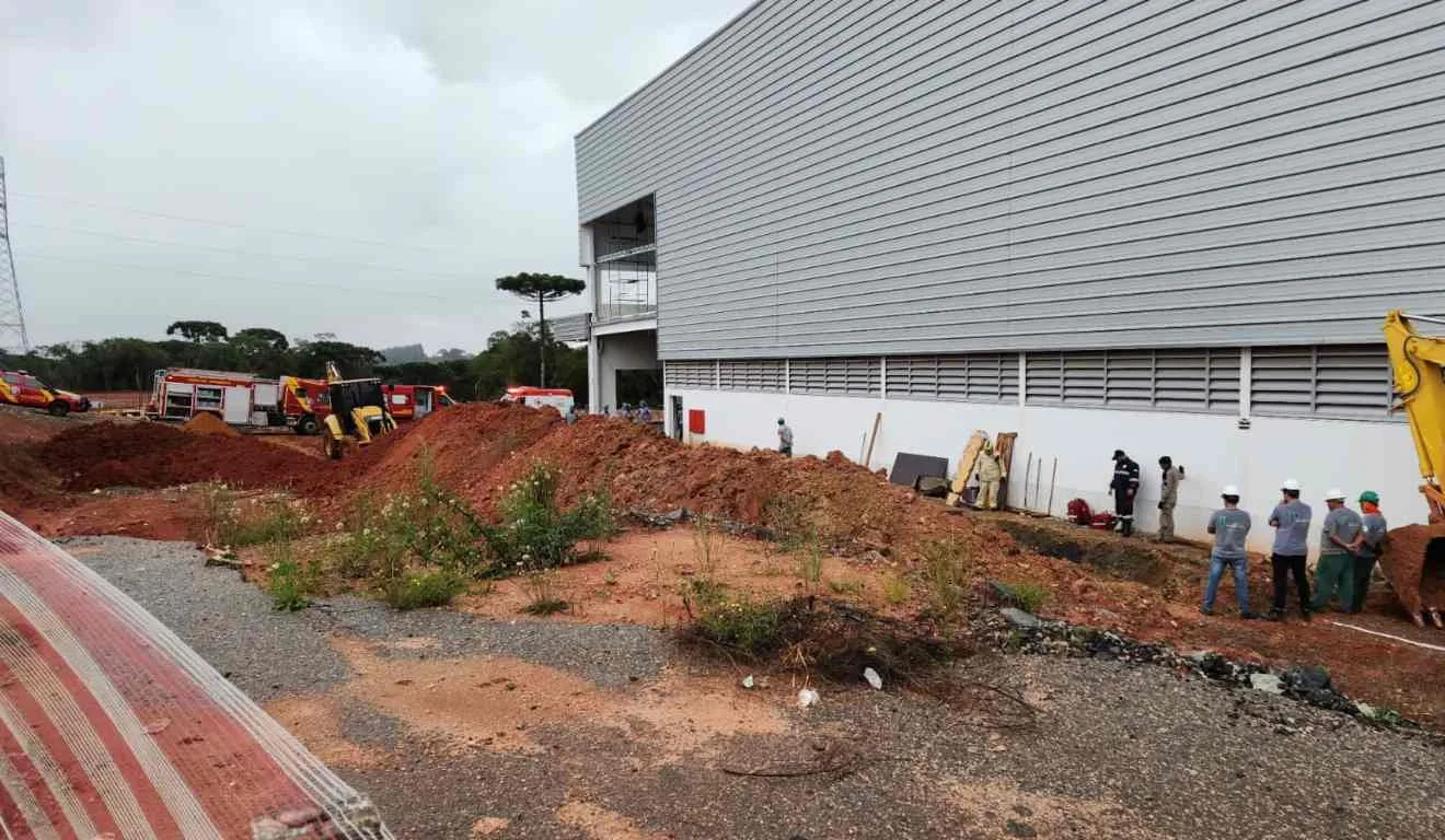 Trabalhadores ficam soterrados durante obra em Colombo