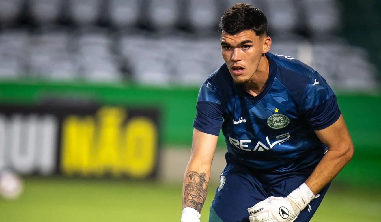 Morisco volta ao Coritiba depois de lesão ganha elogios do técnico