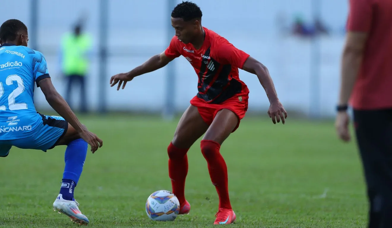 Atacante se firma no Athletico e ganha destaque: "muito solto"