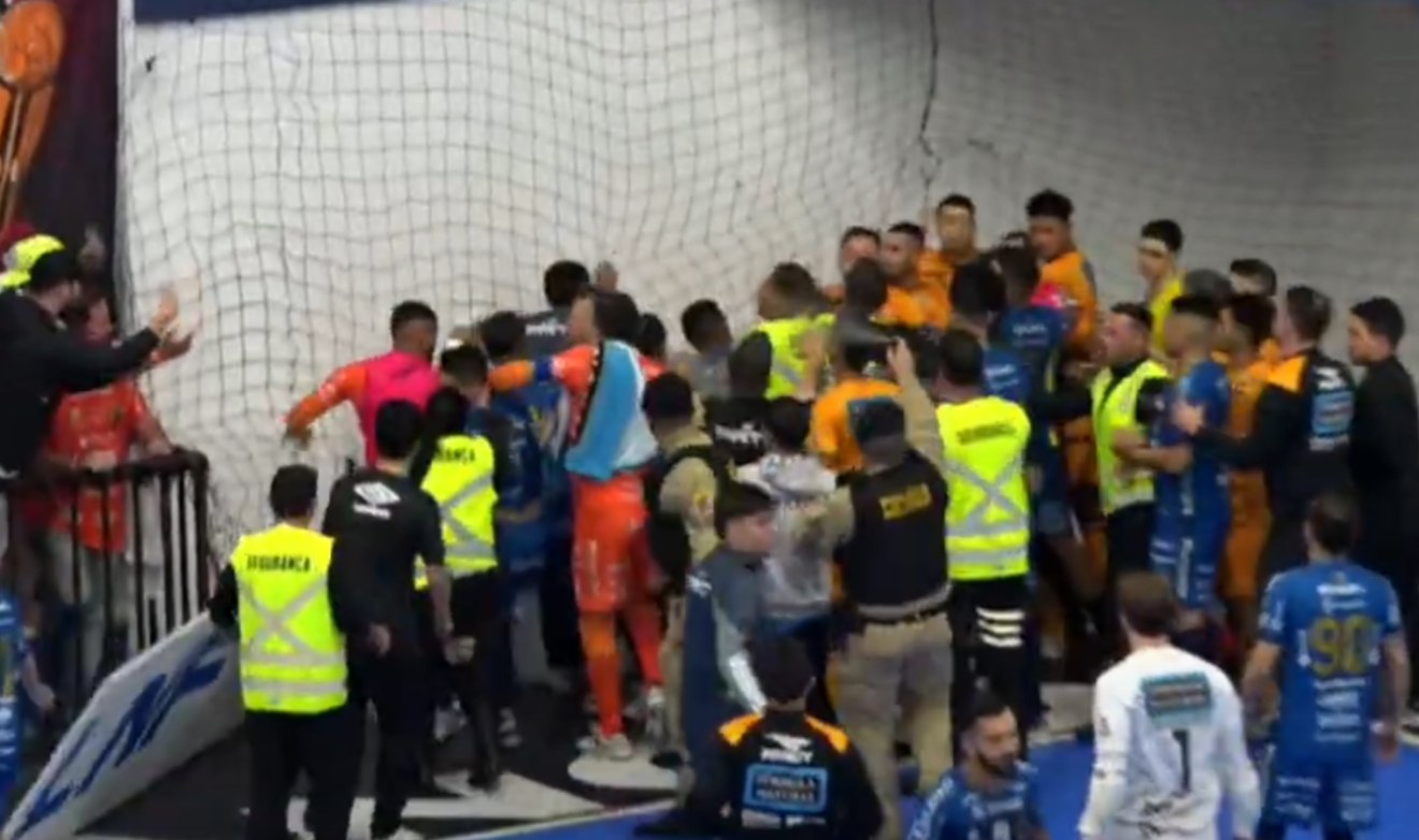 Jogo de futsal termina com briga generalizada e spray de pimenta - RIC ...