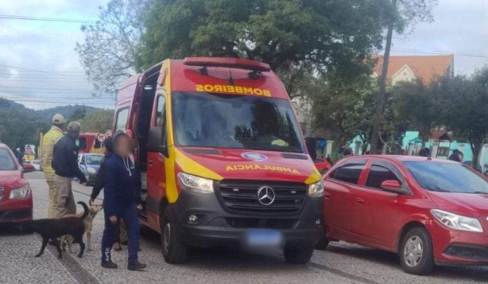 Homem é esfaqueado no peito e pescoço no Centro de Colombo - Ric.com.br