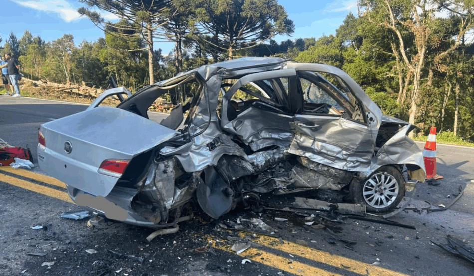 Batida de frente deixa cinco gravemente feridos na BR-277 - Ric.com.br