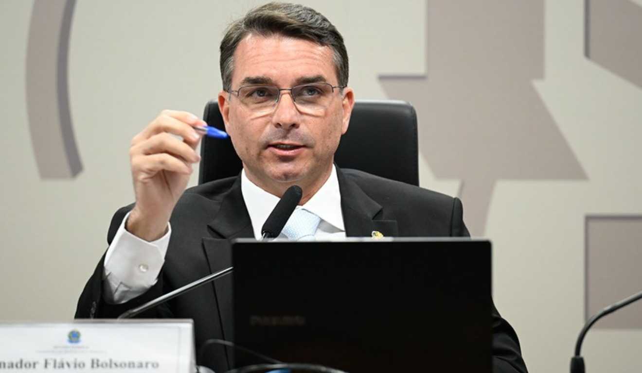 Flávio Bolsonaro é submetido a duas cirurgias nos olhos em Brasília ...