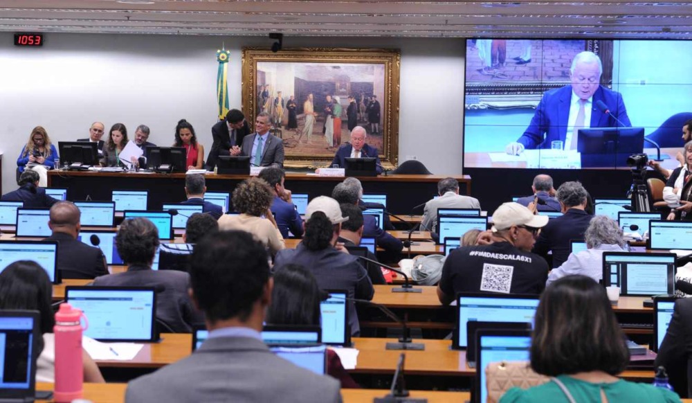 Fim da escala 6x1: relator dá parecer favorável a PECs na CCJ - Ric.com.br
