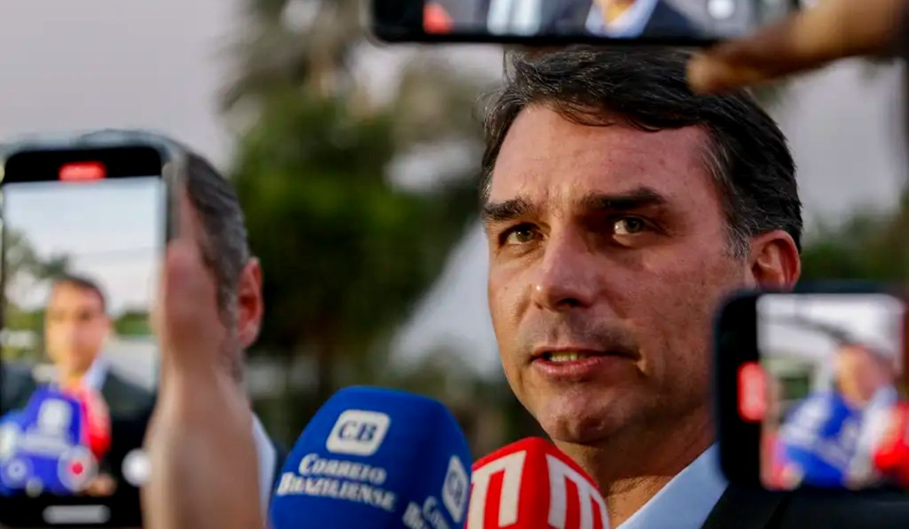 Flávio Bolsonaro pediu dinheiro a dono do Banco Master para filme - Ric ...